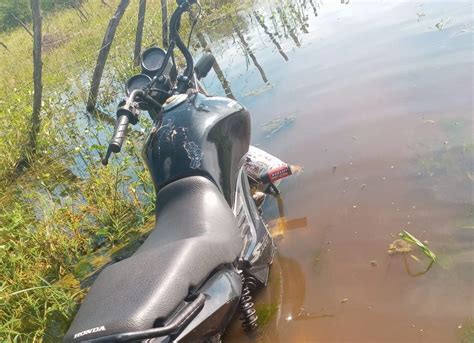 Polícia Militar encontra moto roubada dentro de lago próximo a Campo