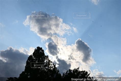 雲の隙間から見える太陽光の写真・画像素材 Snapmart（スナップマート）
