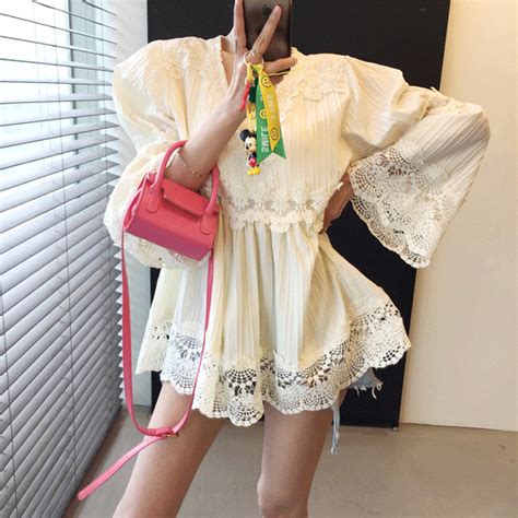 블랑쉬 브이넥 펀칭 레이스 자수 프릴 롱 페전트 블라우스 3color 에이블리