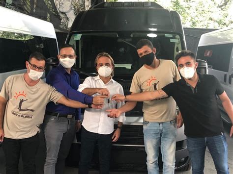 Comunidade Cruz e Glória recebe van zero KM por meio de emenda de