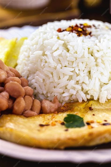 Almuerzo Típico Brasileño Arroz Y Frijoles Filete De Pollo A La