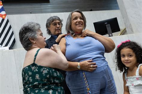 Pesquisadora Científica é Agraciada Com Colar De Honra Ao Mérito
