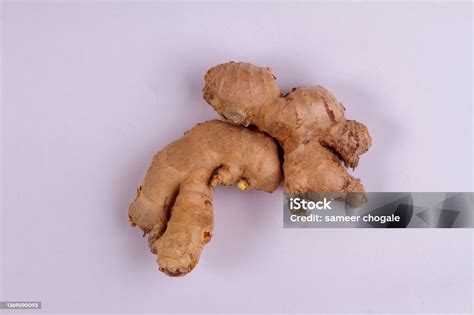 흰 배경에 분리 된 슬라이스와 녹색 잎신선한 생강 뿌리 줄기 0명에 대한 스톡 사진 및 기타 이미지 0명 갈색 건강관리와 의술 Istock