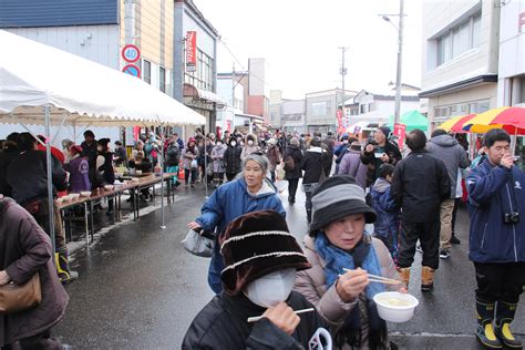 多くの人でにぎわう旧正まける日 ｜ まちのトピックス ｜ 青森県七戸町～潤いと彩りあふれる田園文化都市を目指して