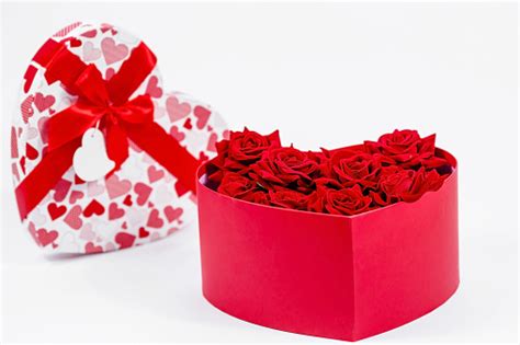 발렌타인 데이 흰색 배경에 하트 형태의 흰색 상자에 빨간 장미 휴일에 여성을위한 선물 꽃을 배달하는 개념 꽃집과 꽃집 공간을 복사합니다 0명에 대한 스톡 사진 및 기타