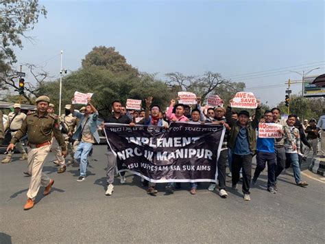 Manipur Students Groups Try To Storm Cms Bungalow Raj Bhawan