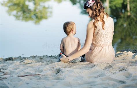 Maman S Occupant De Son Beau Fils Photo Stock Image Du Couverture Beau