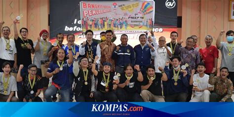 Menpora Amali Serahkan Piala Kepada Sang Juara Free Fire Dan Turnamen Bulutangkis Jurnalis Games