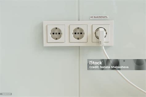 회색 벽에 장착 된 여러 플라스틱 소켓 흰색 사용 중 콘센트 1개 전원 코드 포함 0명에 대한 스톡 사진 및 기타 이미지 0