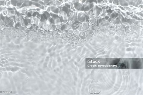 파도 비말 및 거품이있는 투명하고 차분한 물 표면 질감 트렌디 한 추상적 인 자연 배경 햇빛에 하얀 회색 물 파도 유기 그림자