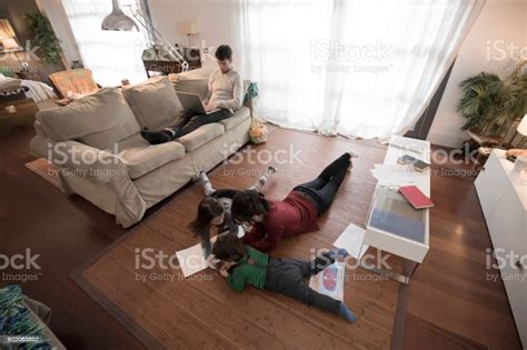 아버지 어머니는 그들의 아이 들과 함께 그림입니다 하는 동안 집에서 작업 가정 생활에 대한 스톡 사진 및 기타 이미지 가정