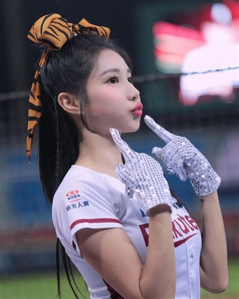 啦啦隊女神「類感謝祭」！豪送粉絲噴鼻血福利 嘟嘴甜喊：謝謝你們 娛樂星聞