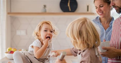 주방에서 두 명의 어린 자녀를 둔 젊은 가족이 주방에서 요리를 하고 있습니다 사진 Unsplash의 가족 이미지