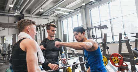 젊은 친구들은 현대적인 체육관 체육관에 서서 이야기하고 플라스틱 병을 들고 주먹을 부딪칩니다 사진 Unsplash의 슬로바키아 이미지