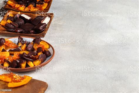 초콜릿에 설탕에 절인 오렌지 조각 다양한 초콜릿 사탕 복사 공간 포함 감귤류 과일에 대한 스톡 사진 및 기타 이미지 감귤류 과일 공휴일 과일 Istock