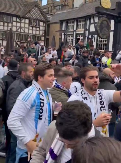 Madridistas En Manchester Gritando El City Es De Los Moros