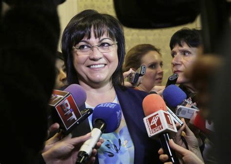 Лидерът на БСП Корнелия Нинова направи изявление пред журналисти в НС