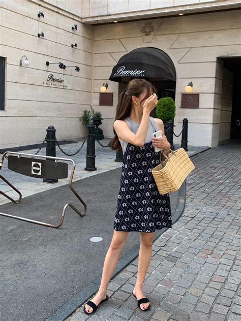 뮤트 플라워 데이지 홀터넥 나시 숏 미니 나시 니트 미니 원피스 네이비 에이블리