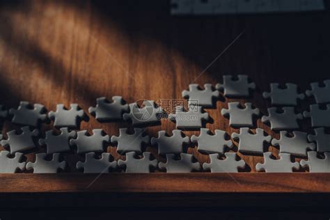 窗外的阳光落在木制桌子上的白色拼图片上高清图片下载 正版图片504027722 摄图网