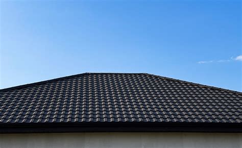 금속 타일로 덮인 지붕의 구조는 내구성 있고 세련된 소재로 현대 건축 트렌드를 반영합니다 0명에 대한 스톡 사진 및 기타 이미지 0명 가리기 가정 생활 Istock