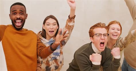 감정 그룹 기쁨 남성 남자 다민족의 다양한 다인종 단란함 동료 무기 제기 밀레니얼 세대 비명 빨간 머리 샷 추적 성공 소녀 소년 슬로우 모션