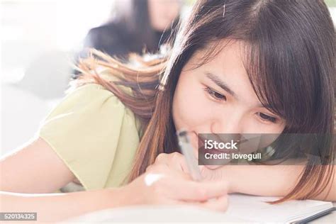 Gadis Remaja Menikmati Belajar Potret Di Kelas Foto Stok Unduh Gambar