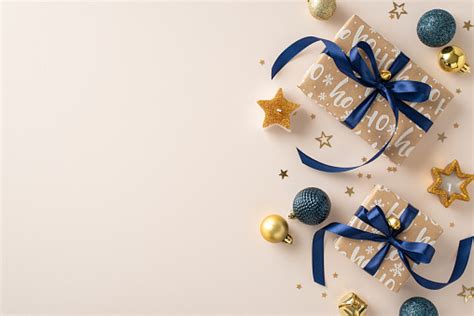 크리스마스 트리 아래에 있는 선물에 대해 자세히 알아보세요 차분한 베이지색 표면에 장인의 선물 상자 우아한 싸구려 별 모양의 양초 징글벨 현란한 색종이 조각이 표시된 평면도