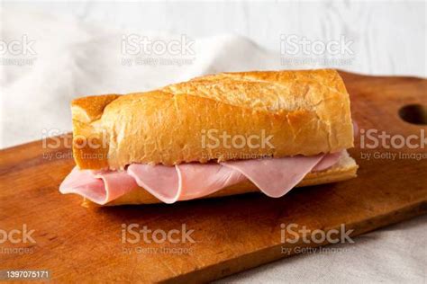소박한 나무 보드에 수제 파리 Jambonbeurre 샌드위치 측면 전망 클로즈업 바게트에 대한 스톡 사진 및 기타 이미지 바게트 버터 햄 Istock