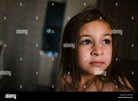 Filles Aux Yeux Marrons Banque De Photographies Et Dimages à Haute