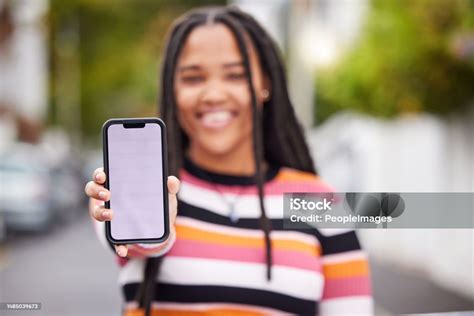 모형 전화 초상화 스크린 흑인 여성이 여행 광고 복사 공간을 위해 길을 나섰다 얼굴 스마트폰 및 학생 여행 연결 또는 흐릿한 배경에 소셜 미디어 앱 표시 여행 주제에 대한