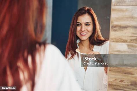 아름다운 젊은 여자 거울 근처 화장실에 서 그녀의 이빨을 닦아 이빨에 대한 스톡 사진 및 기타 이미지 이빨 화장용 브러시 백인종 Istock