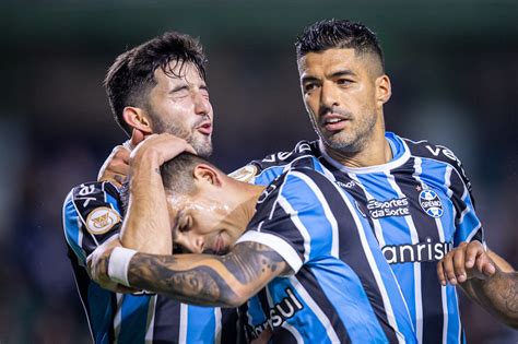 Adolescente Levanta Bola De Futebol Sonha Em Se Tornar Jogador De🌨