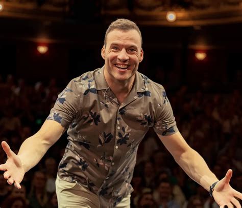 En Stor Aften Med Simon Talbot Se Showet Her Tv 2 Play