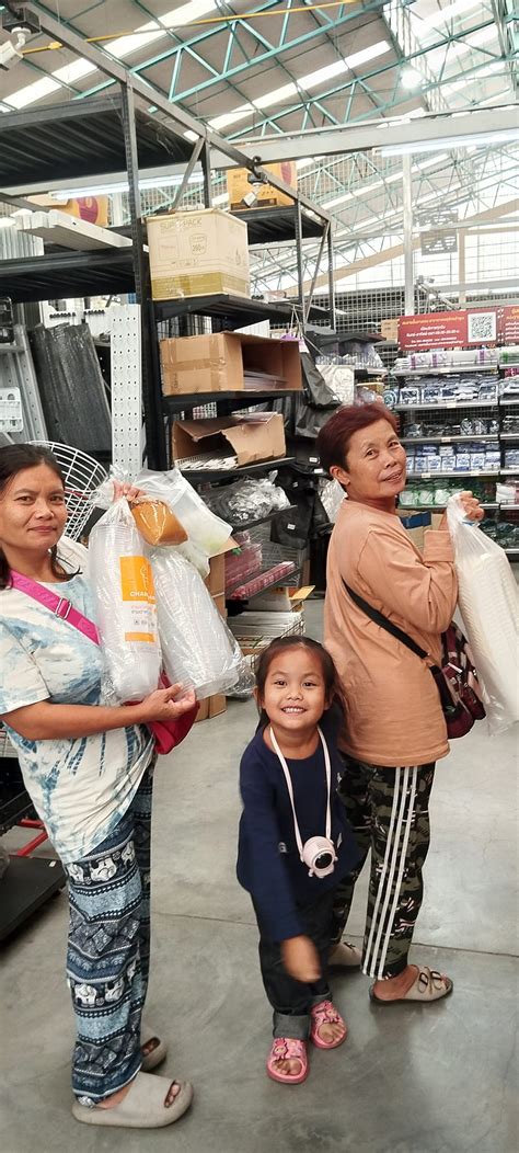 เขากลัวเตรียมของไม่ทันเลยต้องรีบซื้อไว้ก่อน5555