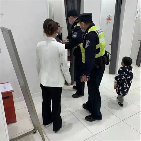 女子在优衣库试衣间产子？警方回应传女子在优衣库产子 警方回应嘉定区嘉亭荟