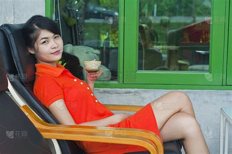 美丽的亚洲女孩放松在咖啡店。