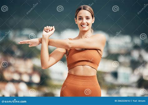 Estiramiento Y Retrato De La Mujer En La Ciudad Para Un Estilo De Vida