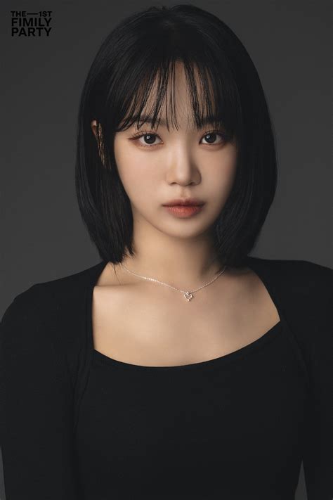 더쿠 배우 프로필 같은 르세라핌 1주년 기념사진