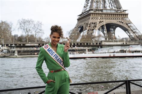 Glamour Devant La Tour Eiffel à Paris