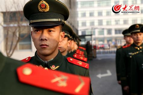 退伍季 菏泽武警战士挥泪告别军营 海报新闻