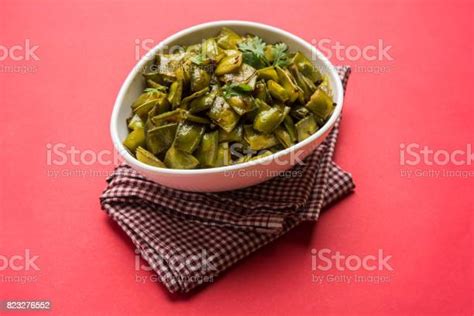Masala 또는 구성 된 평평한 녹색 콩 양파 그리고 카레 향신료 튀긴된 야채 요리에 모양 세라믹 그릇 선택적 초점 제공
