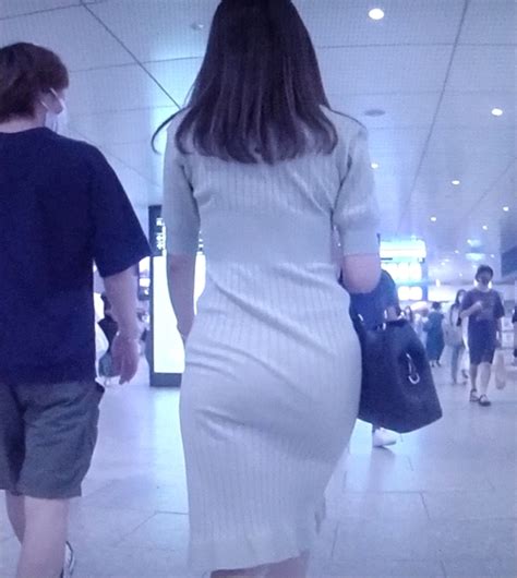 男に抱かれる為にあるような極上ドエロボディの美女がタイトワンピース着て美巨尻突き出す姿がエロ過ぎる めっちゃリアル