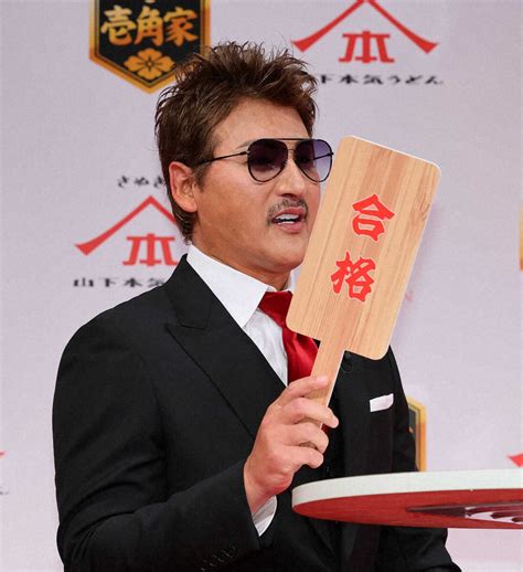 壱角家山下本気うどん新商品発表会新商品の食レポを行った村重杏奈に合格札を出す日本ハム新庄監督撮影尾崎 有希 スポニチ