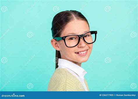 正面漂亮的女学生光亮的微笑照片，穿着绿色的头巾绿绿色背景 库存图片 图片 包括有 孩子 羊毛衫 236277905