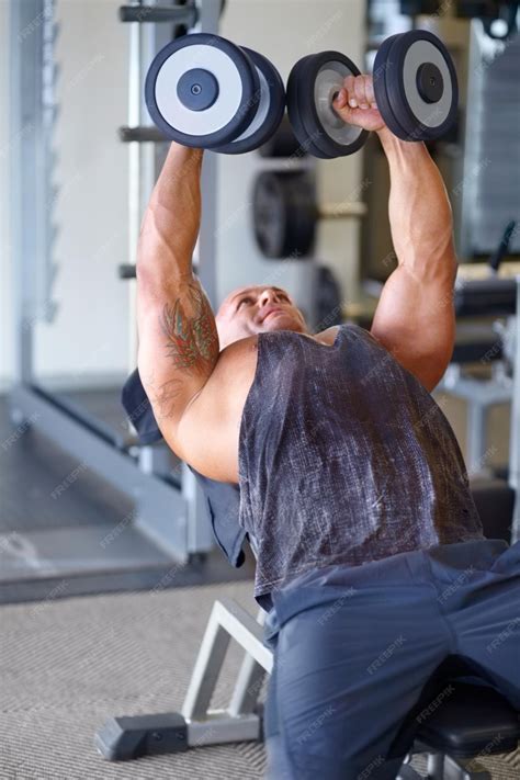 Bodybuilder De Remise En Forme Et Haltères Avec Homme Dans La Salle De Gym Pour Lentraînement