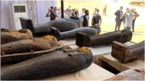 Archaeologists In Egypt Open Ancient Mummy Coffin Sealed 2500 Years