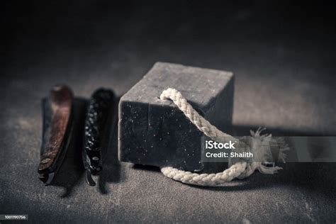 오래 된 면도 도구입니다 날카로운 면도기 비누와 브러시 0명에 대한 스톡 사진 및 기타 이미지 0명 고풍스런 골동품