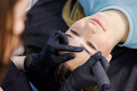 Cómo Eliminar la micropigmentación de las cejas