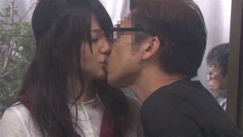 一般男女モニタリングav 潜在欲求を刺激する究極の寝取られ企画 マジックミラーの向こうには愛する旦那！町内で評判の美人妻とご近所の既婚男性2人