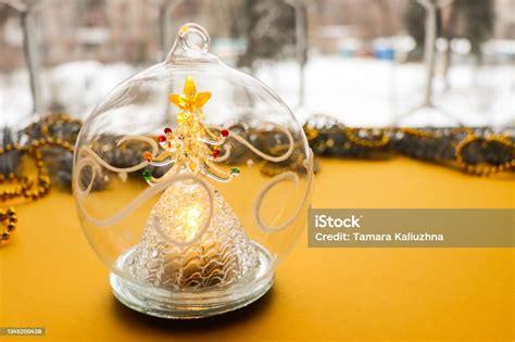 노란 배경에 눈송이와 크리스마스 트리 장식의 전나무 가지에서 프레임 0명에 대한 스톡 사진 및 기타 이미지 0명 12월 2021년 Istock